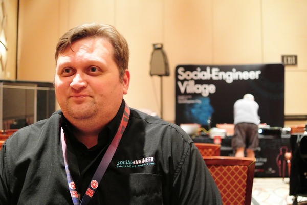 [DEF CON 22] Interview with Chris Hadnagy, Guru of Social Engineering ...