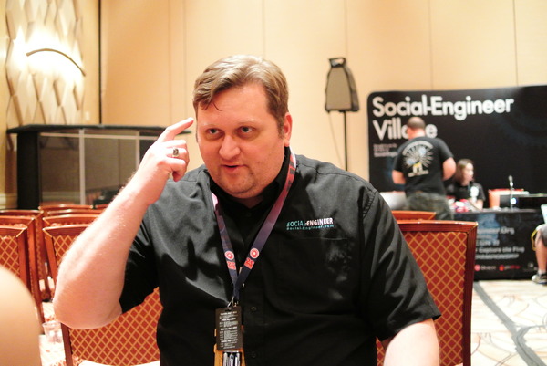 [DEF CON 22] Interview with Chris Hadnagy, Guru of Social Engineering ...