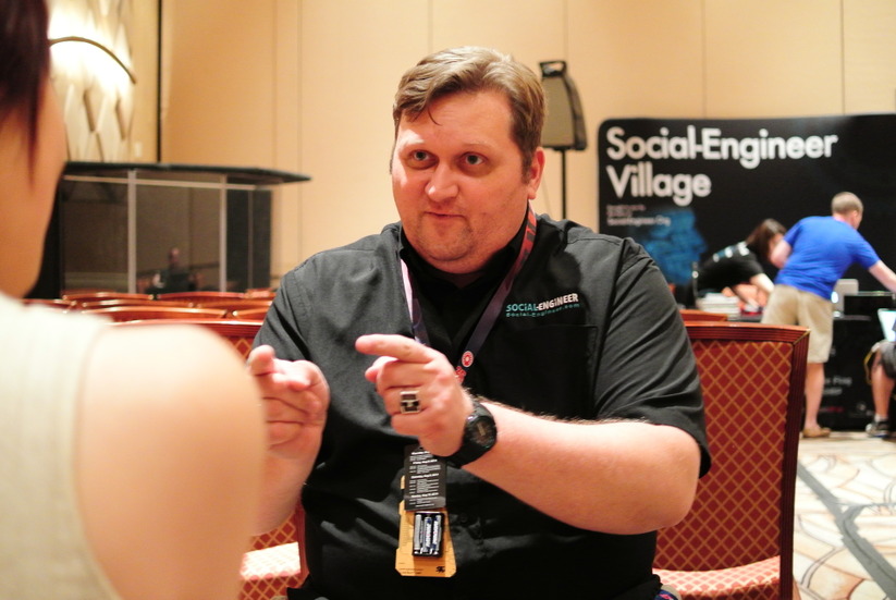 [DEF CON 22] Interview with Chris Hadnagy, Guru of Social Engineering ...